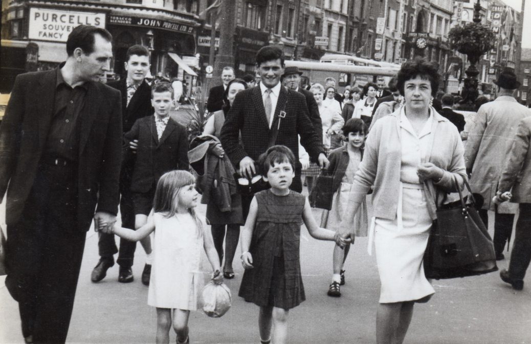 Man on Bridge: the story and photos of Arthur Fields - Exibart Street
