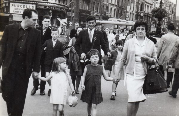 Man on Bridge: the story and photos of Arthur Fields - Exibart Street