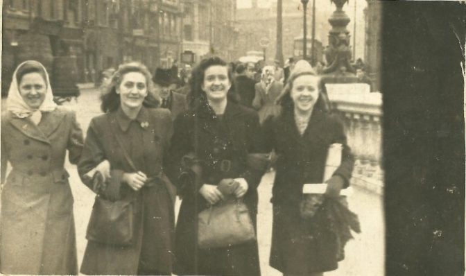 Man on Bridge: the story and photos of Arthur Fields - Exibart Street