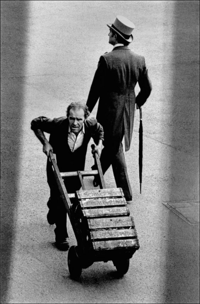 The English: Exploring the Work of Ian Berry - Exibart Street