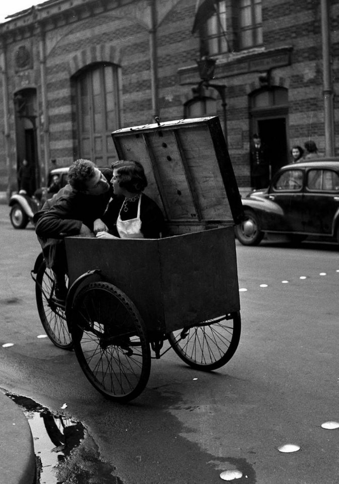 Robert Doisneau: the Poetic Approach to Street Photography - Exibart Street