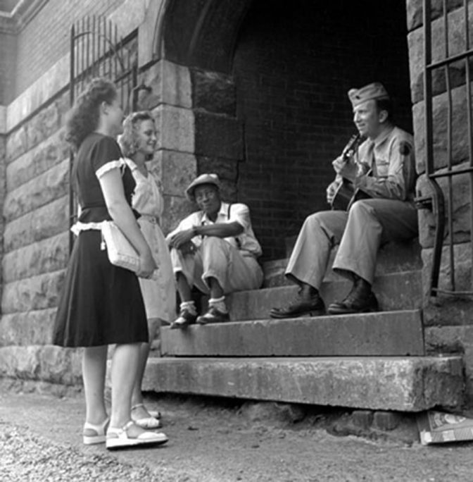 Ed Clark: On Assignment 1931-1962 - Exibart Street