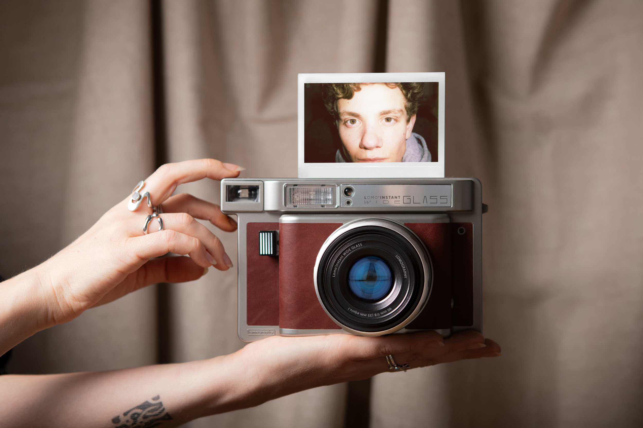 Lomography Announces the Lomo’Instant Wide Glass - Exibart Street