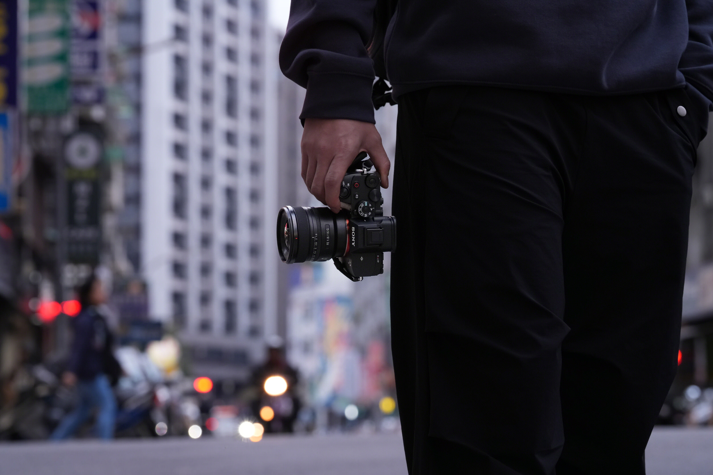 Sony Unveils the 16mm f/1.8 G Lens - Exibart Street