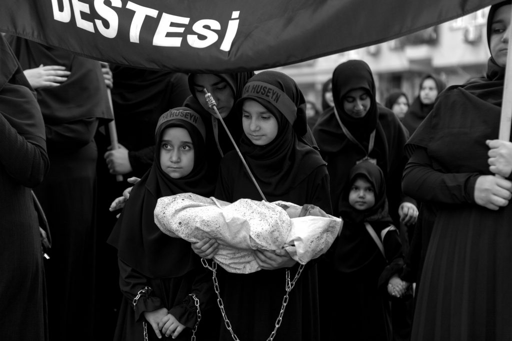 mourning children - Exibart Street