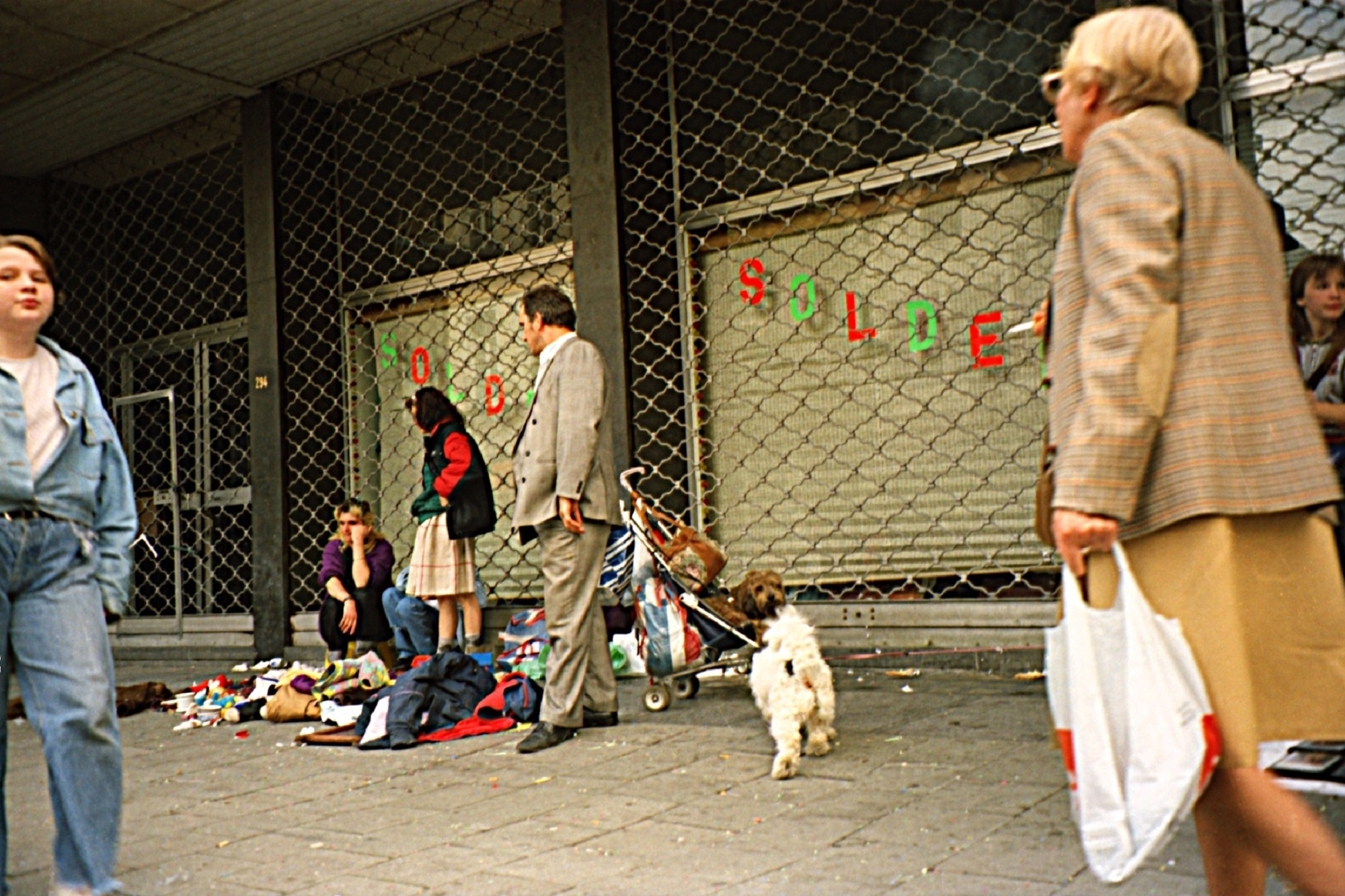 Distressed family - Exibart Street