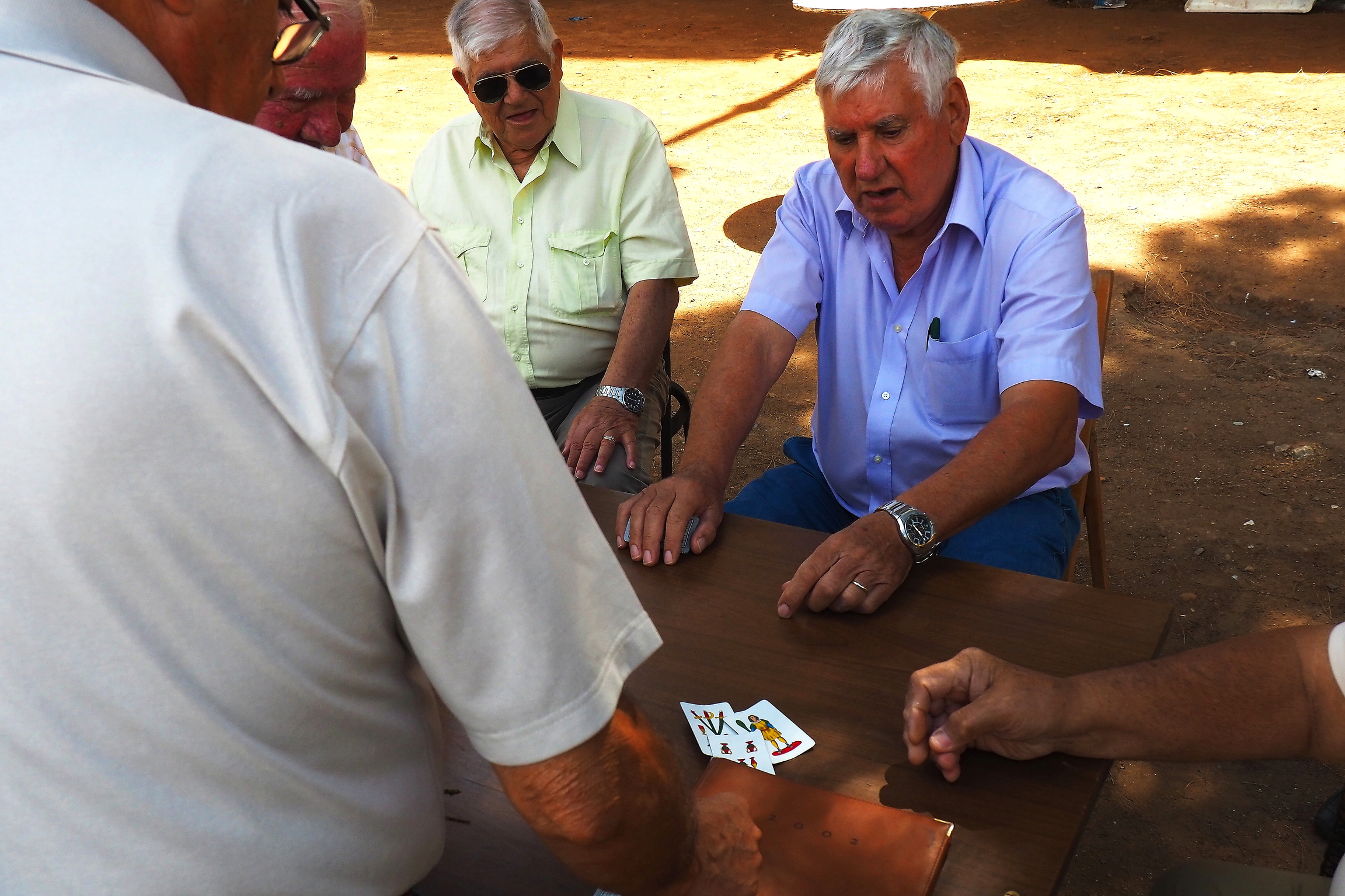 Playing cards on the street - Exibart Street