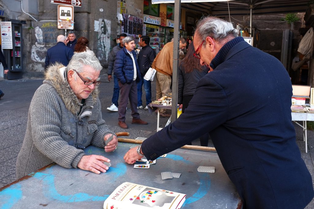 Playing cards on the street - Exibart Street