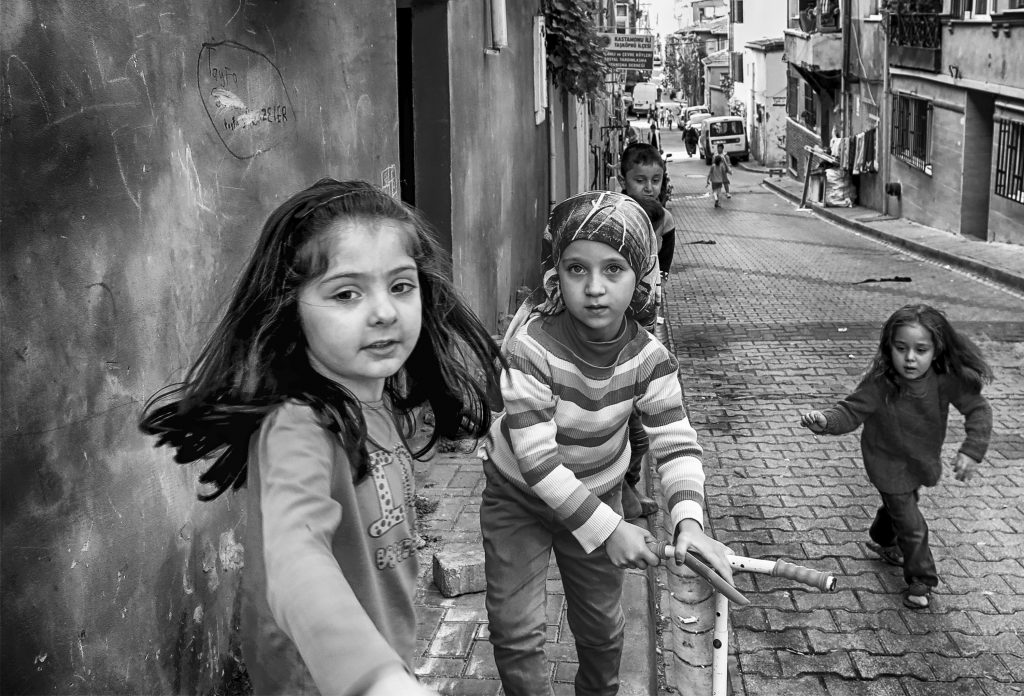 Childern on the street - Exibart Street