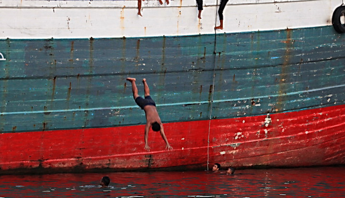 Child Flying Without Wings - Exibart Street