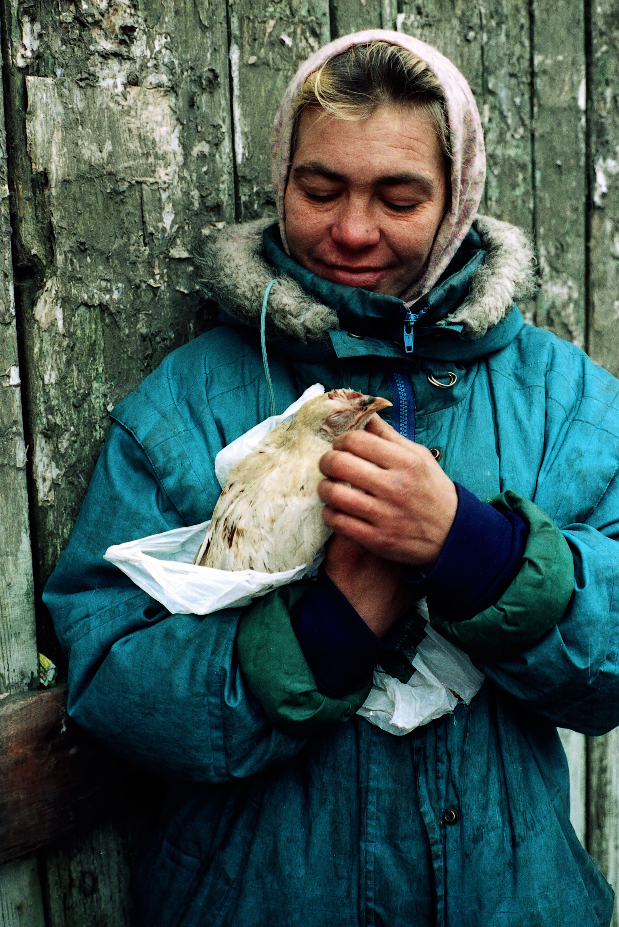 Portrait homeless woman with a hen - Exibart Street