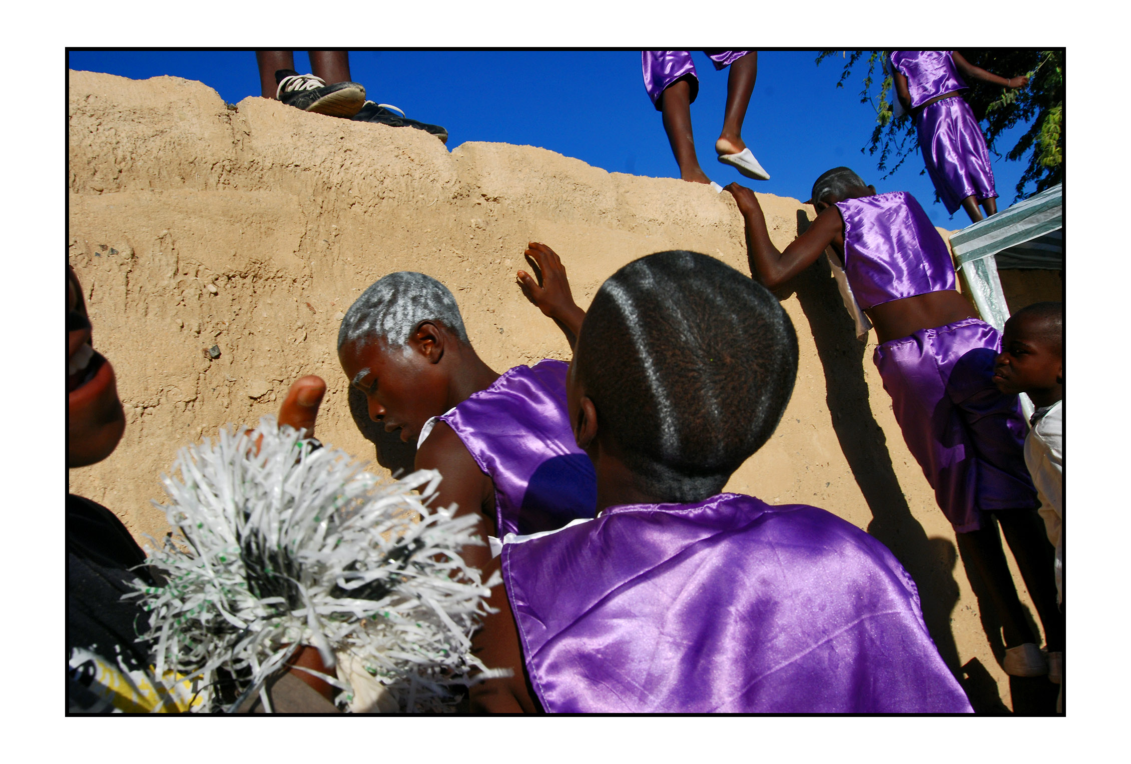 purple climbing - Exibart Street
