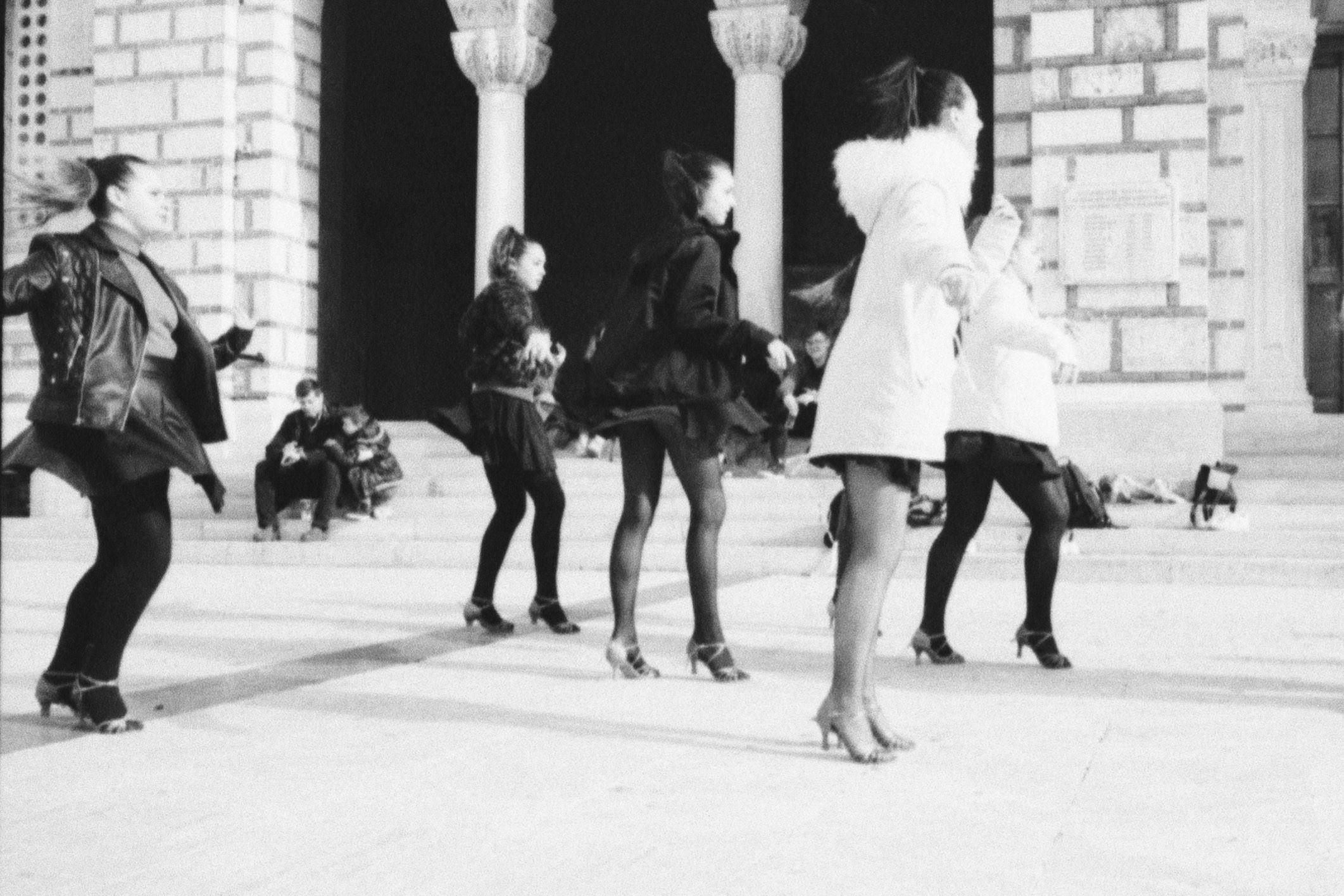 Dancers in the cold - Exibart Street